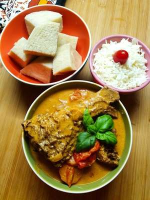 Mafé Poisson frit | Westafrikanische Erdnusssauce mit frittiertem Fisch ...