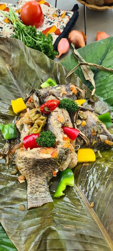 Ndomba mit Tilapia – Kameruns duftendes Geheimnis im Blatt